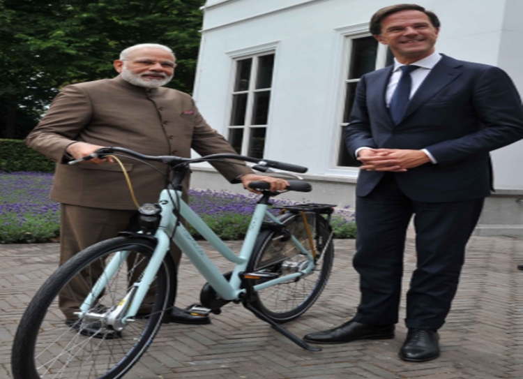 வாங்களேன் ஜாலியா ஒரு ரைடு போகலாம்!! - PM Modi returns with Bicycle and ...