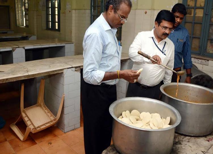 தரமில்லா உணவு: காயிதே மில்லத் கல்லூரி மாணவிகள் மருத்துவமனையில் அனுமதி ...